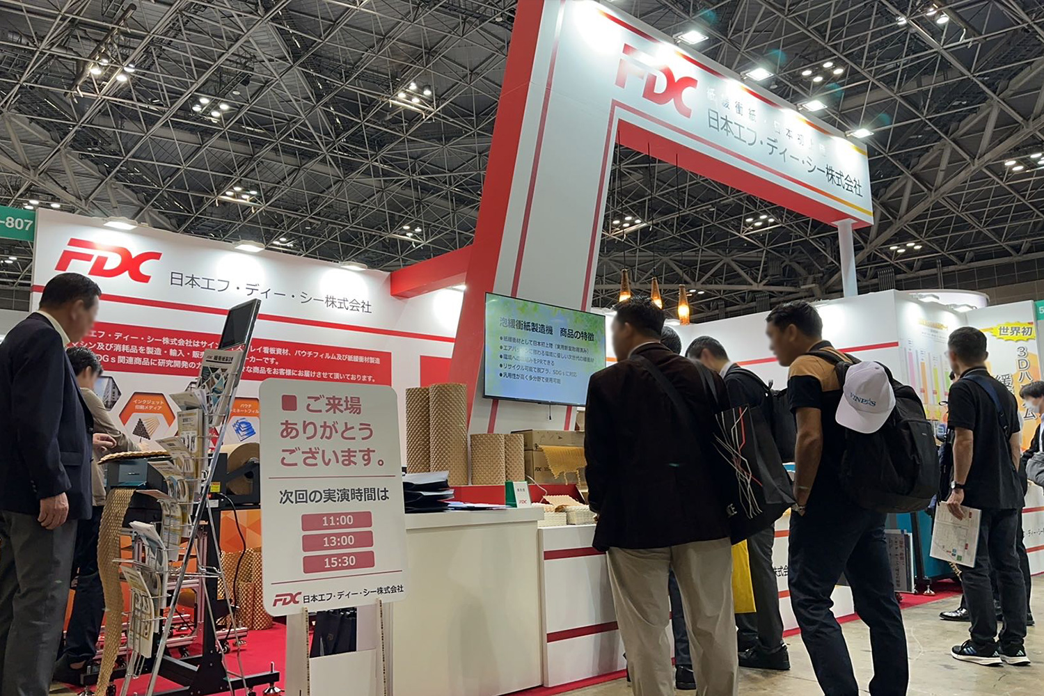 『JAPAN PACK 2025』に当社の緩衝紙製造機を展示・実演で参加いたしました。 | 日本エフ・ディー・シー株式会社